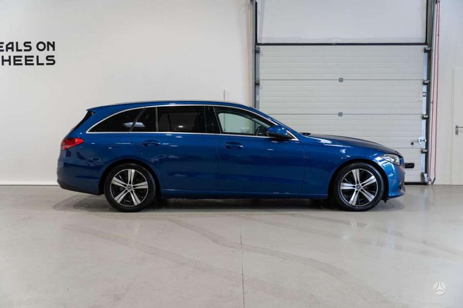 Blue Mercedes-Benz C 200 2022 in Vilnius, with an engine capacity of 1.99 L and mileage of 160 thousand km for 22100 €, photo 4 on AUTOMOTO.COM.LV