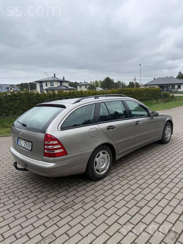 Brown Mercedes-Benz C 200 2006 in Riga, with an engine capacity of 2.10 L and mileage of 288 thousand km for 2380 €, photo 2 on AUTOMOTO.COM.LV