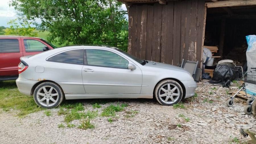 Mercedes-Benz C 200 2001 in Ogre, with an engine capacity of 2.00 L and mileage of 300 thousand km for 1100 €, photo 1 on AUTOMOTO.COM.LV