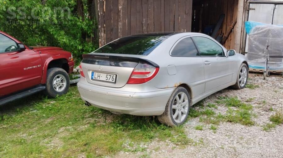 Mercedes-Benz C 200 2001 in Ogre, with an engine capacity of 2.00 L and mileage of 300 thousand km for 1100 €, photo 2 on AUTOMOTO.COM.LV