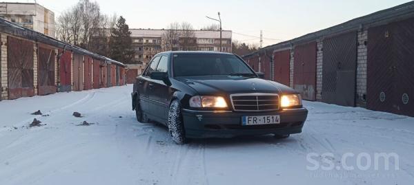 Green Mercedes-Benz C 200 1996 in Riga, with an engine capacity of 2.00 L and mileage of 315 thousand km for 2700 €, photo 2 on AUTOMOTO.COM.LV