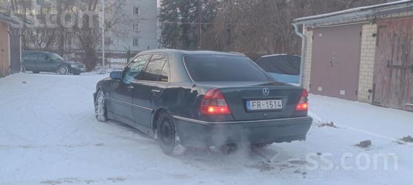 Green Mercedes-Benz C 200 1996 in Riga, with an engine capacity of 2.00 L and mileage of 315 thousand km for 2700 €, photo 4 on AUTOMOTO.COM.LV