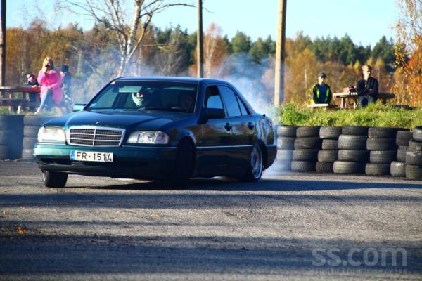 Green Mercedes-Benz C 200 1996 in Riga, with an engine capacity of 2.00 L and mileage of 315 thousand km for 2700 €, photo 8 on AUTOMOTO.COM.LV