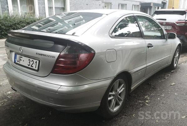 Grey Mercedes-Benz C 200 2001 in Riga, with an engine capacity of 2.00 L and mileage of 220 thousand km for 1200 €, photo 2 on AUTOMOTO.COM.LV