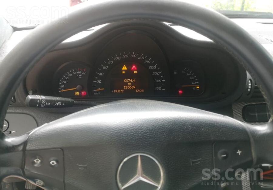 Pelēks Mercedes-Benz C 200 2001 Rīga, ar dzinēja tilpumu 2.00 L un nobraukumu 220 tūkst. km par 1200 €, foto 6 vietnē AUTOMOTO.COM.LV
