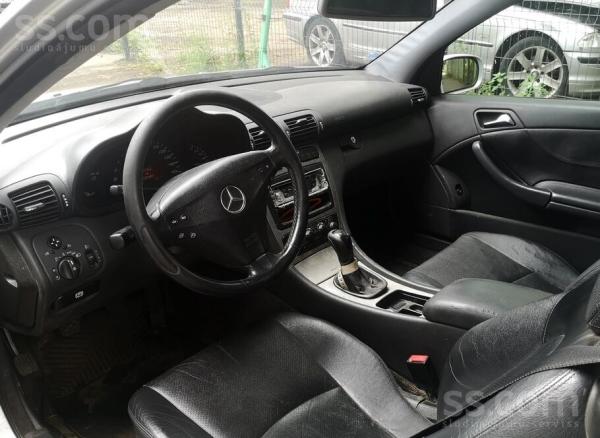 Grey Mercedes-Benz C 200 2001 in Riga, with an engine capacity of 2.00 L and mileage of 220 thousand km for 1200 €, photo 6 on AUTOMOTO.COM.LV