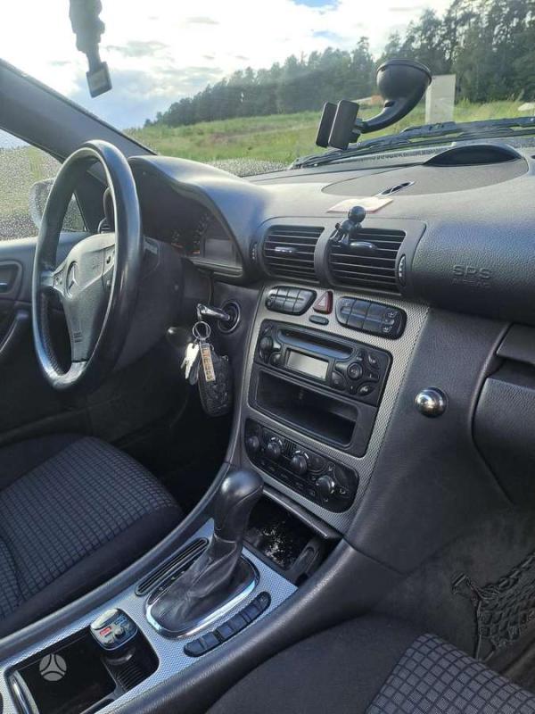 Pelēks Mercedes-Benz C 200 2003 Viļņa, ar dzinēja tilpumu 1.80 L un nobraukumu 256 tūkst. km par 1700 €, foto 7 vietnē AUTOMOTO.COM.LV