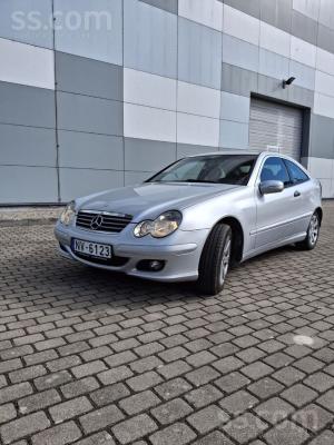 Pelēks Mercedes-Benz C 200 2004 Dobele, ar dzinēja tilpumu 2.20 L un nobraukumu 360 tūkst. km par 2500 €, foto  vietnē AUTOMOTO.COM.LV
