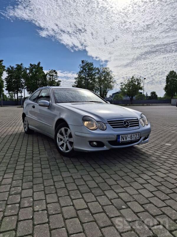 Grey Mercedes-Benz C 200 2004 in Dobele, with an engine capacity of 2.20 L and mileage of 360 thousand km for 2500 €, photo 2 on AUTOMOTO.COM.LV
