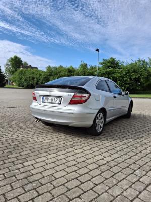 Pelēks Mercedes-Benz C 200 2004 Dobele, ar dzinēja tilpumu 2.20 L un nobraukumu 360 tūkst. km par 2500 €, foto 5 vietnē AUTOMOTO.COM.LV