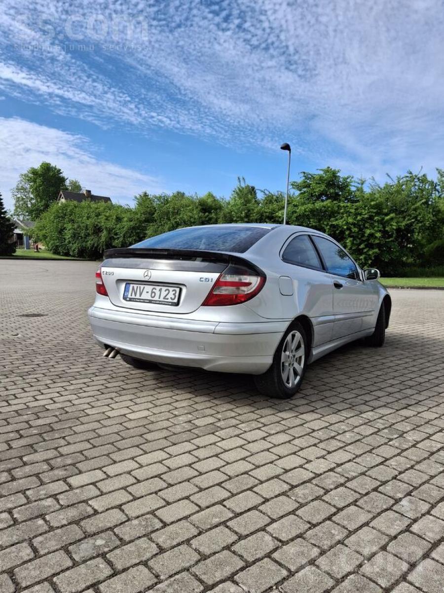 Pelēks Mercedes-Benz C 200 2004 Dobele, ar dzinēja tilpumu 2.20 L un nobraukumu 360 tūkst. km par 2500 €, foto 5 vietnē AUTOMOTO.COM.LV