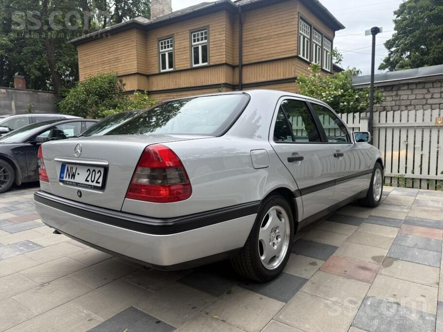 Grey Mercedes-Benz C 200 1996 in Riga, with an engine capacity of 2.00 L and mileage of 168 thousand km for 5500 €, photo 4 on AUTOMOTO.COM.LV