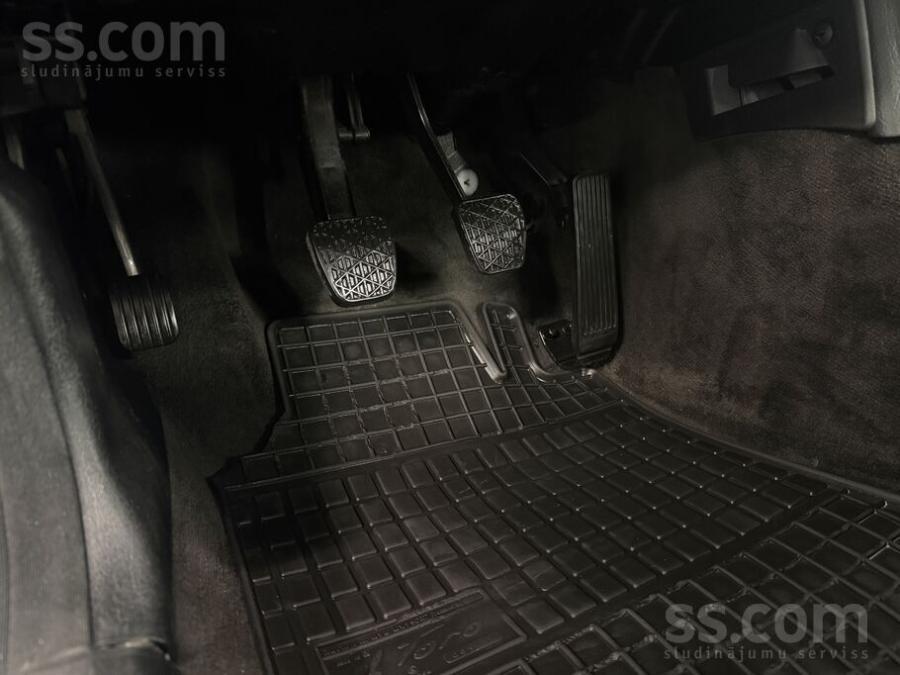 Grey Mercedes-Benz C 200 1996 in Riga, with an engine capacity of 2.00 L and mileage of 168 thousand km for 5500 €, photo 18 on AUTOMOTO.COM.LV