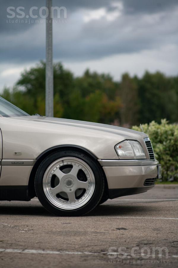 Grey Mercedes-Benz C 200 1996 in Riga, with an engine capacity of 2.00 L and mileage of 190 thousand km for 3499 €, photo 4 on AUTOMOTO.COM.LV