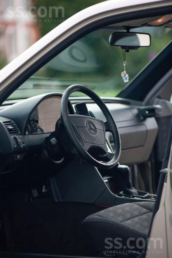 Grey Mercedes-Benz C 200 1996 in Riga, with an engine capacity of 2.00 L and mileage of 190 thousand km for 3499 €, photo 7 on AUTOMOTO.COM.LV