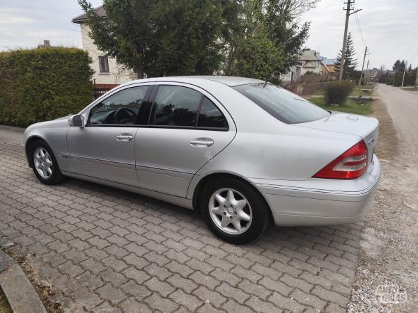 Grey Mercedes-Benz C 200 2000 in Marijampole, with an engine capacity of 2.10 L and mileage of 197 thousand km for 2850 €, photo 3 on AUTOMOTO.COM.LV