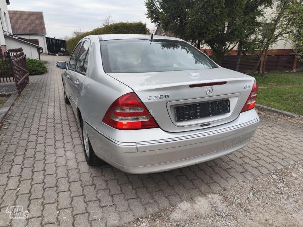 Grey Mercedes-Benz C 200 2000 in Marijampole, with an engine capacity of 2.10 L and mileage of 197 thousand km for 2850 €, photo 4 on AUTOMOTO.COM.LV