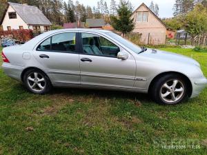 Pelēks Mercedes-Benz C 200 2000 Rīga, ar dzinēja tilpumu 2.00 L un nobraukumu 175 tūkst. km par 1100 €, foto  vietnē AUTOMOTO.COM.LV