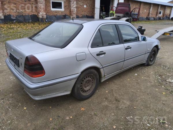 Pelēks Mercedes-Benz C 200 2000 Daugavpils, ar dzinēja tilpumu 2.20 L un nobraukumu 366 tūkst. km par 800 €, foto 5 vietnē AUTOMOTO.COM.LV