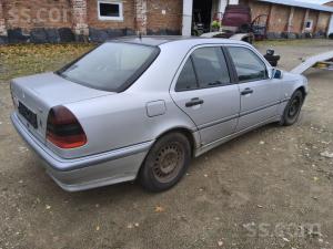 Pelēks Mercedes-Benz C 200 2000 Daugavpils, ar dzinēja tilpumu 2.20 L un nobraukumu 366 tūkst. km par 800 €, foto 5 vietnē AUTOMOTO.COM.LV