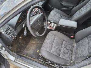 Pelēks Mercedes-Benz C 200 2000 Daugavpils, ar dzinēja tilpumu 2.20 L un nobraukumu 366 tūkst. km par 800 €, foto 6 vietnē AUTOMOTO.COM.LV