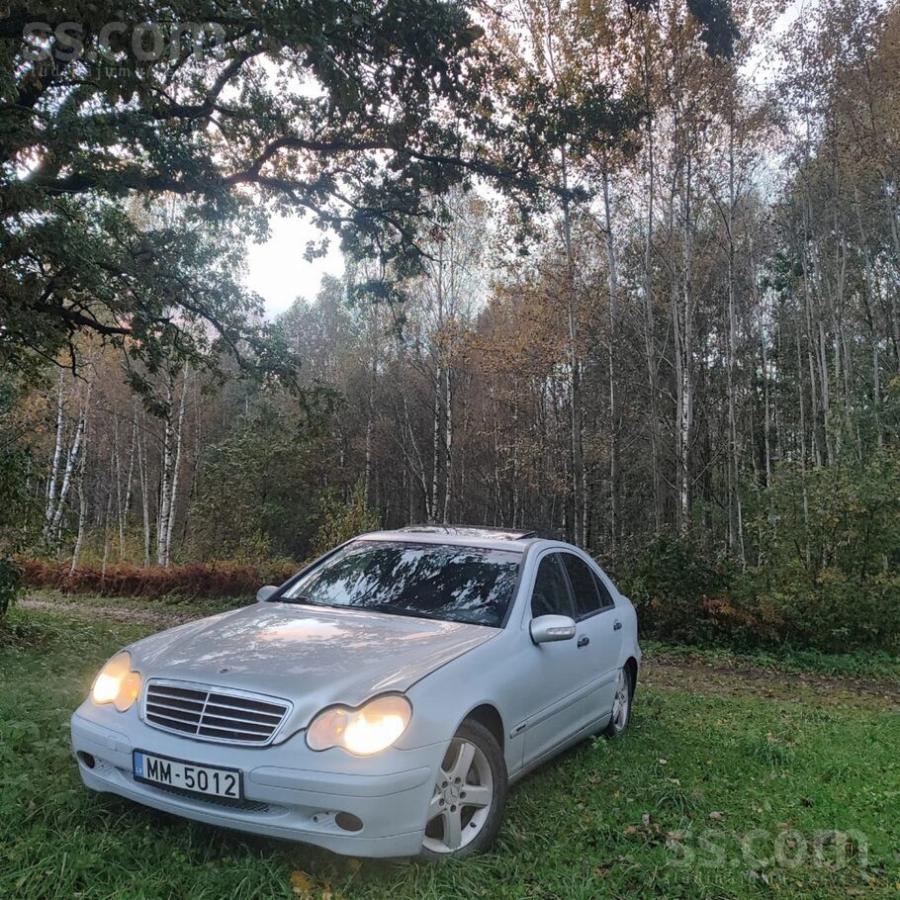Grey Mercedes-Benz C 200 2001 in Bauska, with an engine capacity of 2.20 L and mileage of 0 thousand km for 1000 €, photo 2 on AUTOMOTO.COM.LV