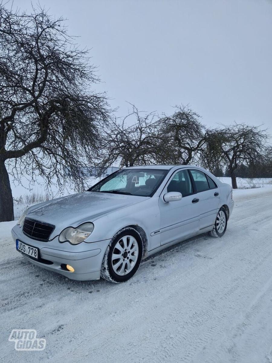 Серый Мерседес Ц 200 2002 в Мариямполе, объемом двигателя 2.10 л и пробегом 327 тыс. км за 900 €, фото 1 на AUTOMOTO.COM.LV