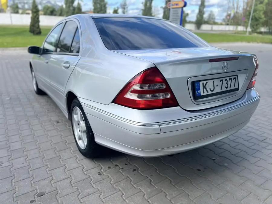 Pelēks Mercedes-Benz C 200 2002 Jēkabpils, ar dzinēja tilpumu 2.00 L un nobraukumu 269 tūkst. km par 2590 €, foto 8 vietnē AUTOMOTO.COM.LV