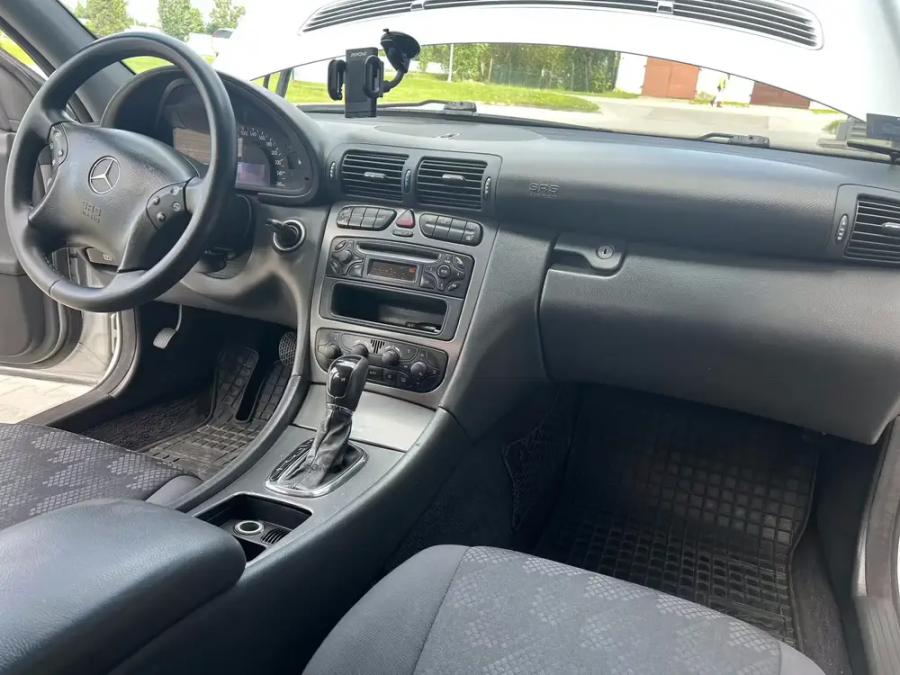 Pelēks Mercedes-Benz C 200 2002 Jēkabpils, ar dzinēja tilpumu 2.00 L un nobraukumu 269 tūkst. km par 2590 €, foto 13 vietnē AUTOMOTO.COM.LV