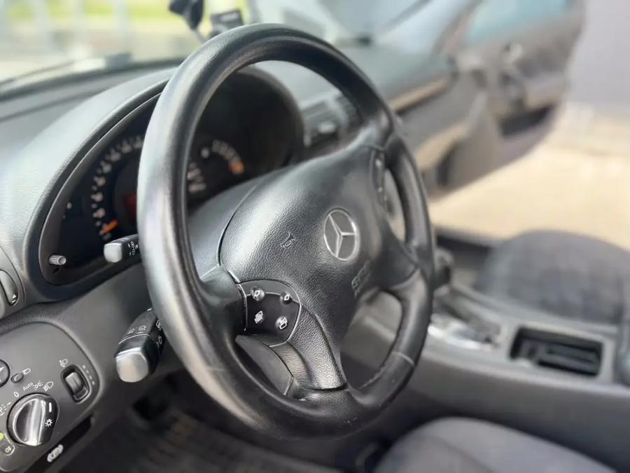 Pelēks Mercedes-Benz C 200 2002 Jēkabpils, ar dzinēja tilpumu 2.00 L un nobraukumu 269 tūkst. km par 2590 €, foto 14 vietnē AUTOMOTO.COM.LV