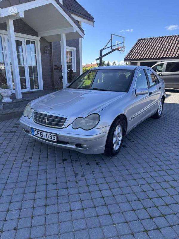 Мерседес Ц 200 2002 в Клайпеда на AUTOMOTO.COM.LV Серый Мерседес Ц 200 2002 в Клайпеда, объемом двигателя 2.15 л и пробегом 276 тыс. км за 1850 €, фото 1 на AUTOMOTO.COM.LV