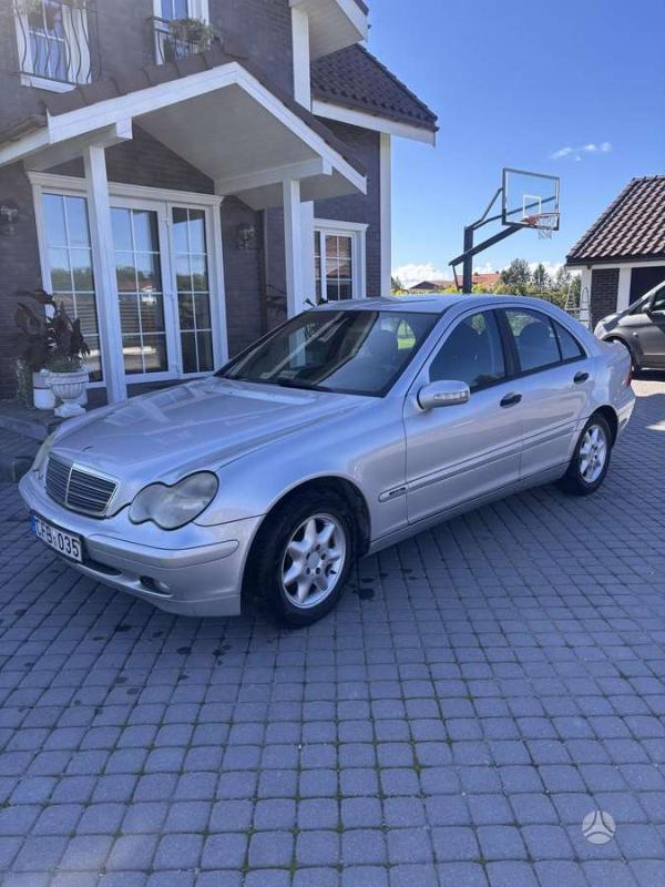 Мерседес Ц 200 2002 в Клайпеда на AUTOMOTO.COM.LV Серый Мерседес Ц 200 2002 в Клайпеда, объемом двигателя 2.15 л и пробегом 276 тыс. км за 1850 €, фото 4 на AUTOMOTO.COM.LV