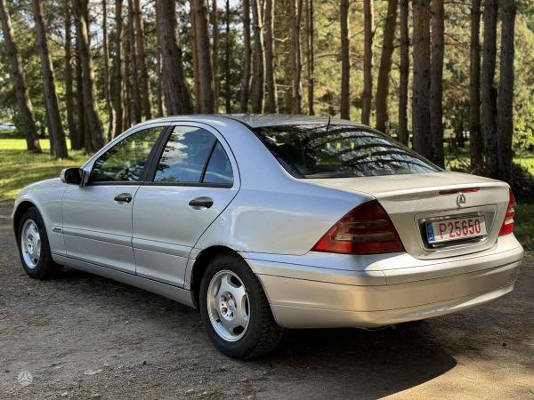 Mercedes-Benz C 200 2002 in Mazeikiai on AUTOMOTO.COM.LV Grey Mercedes-Benz C 200 2002 in Mazeikiai, with an engine capacity of 2.00 L and mileage of 341 thousand km for 950 €, photo 1 on AUTOMOTO.COM.LV