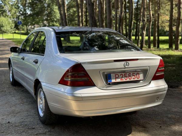 Mercedes-Benz C 200 2002 in Mazeikiai on AUTOMOTO.COM.LV Grey Mercedes-Benz C 200 2002 in Mazeikiai, with an engine capacity of 2.00 L and mileage of 341 thousand km for 950 €, photo 3 on AUTOMOTO.COM.LV
