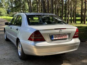 Grey Mercedes-Benz C 200 2002 in Mazeikiai, with an engine capacity of 2.00 L and mileage of 341 thousand km for 950 €, photo 3 on AUTOMOTO.COM.LV