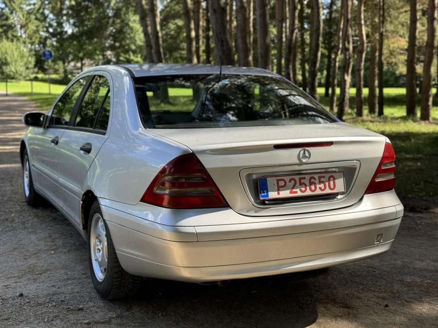 Grey Mercedes-Benz C 200 2002 in Mazeikiai, with an engine capacity of 2.00 L and mileage of 341 thousand km for 950 €, photo 3 on AUTOMOTO.COM.LV