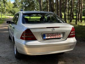Grey Mercedes-Benz C 200 2002 in Mazeikiai, with an engine capacity of 2.00 L and mileage of 341 thousand km for 950 €, photo 4 on AUTOMOTO.COM.LV