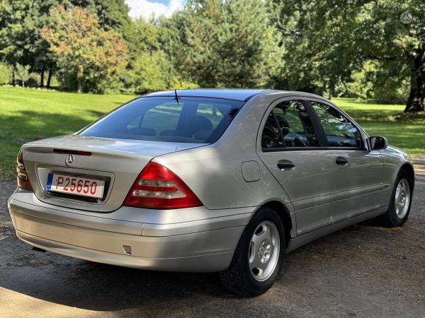 Mercedes-Benz C 200 2002 in Mazeikiai on AUTOMOTO.COM.LV Grey Mercedes-Benz C 200 2002 in Mazeikiai, with an engine capacity of 2.00 L and mileage of 341 thousand km for 950 €, photo 5 on AUTOMOTO.COM.LV