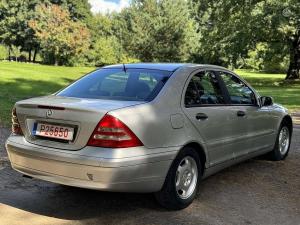 Grey Mercedes-Benz C 200 2002 in Mazeikiai, with an engine capacity of 2.00 L and mileage of 341 thousand km for 950 €, photo 5 on AUTOMOTO.COM.LV