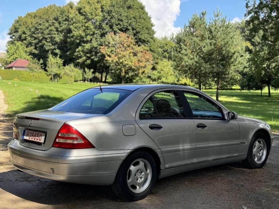 Grey Mercedes-Benz C 200 2002 in Mazeikiai, with an engine capacity of 2.00 L and mileage of 341 thousand km for 950 €, photo 6 on AUTOMOTO.COM.LV