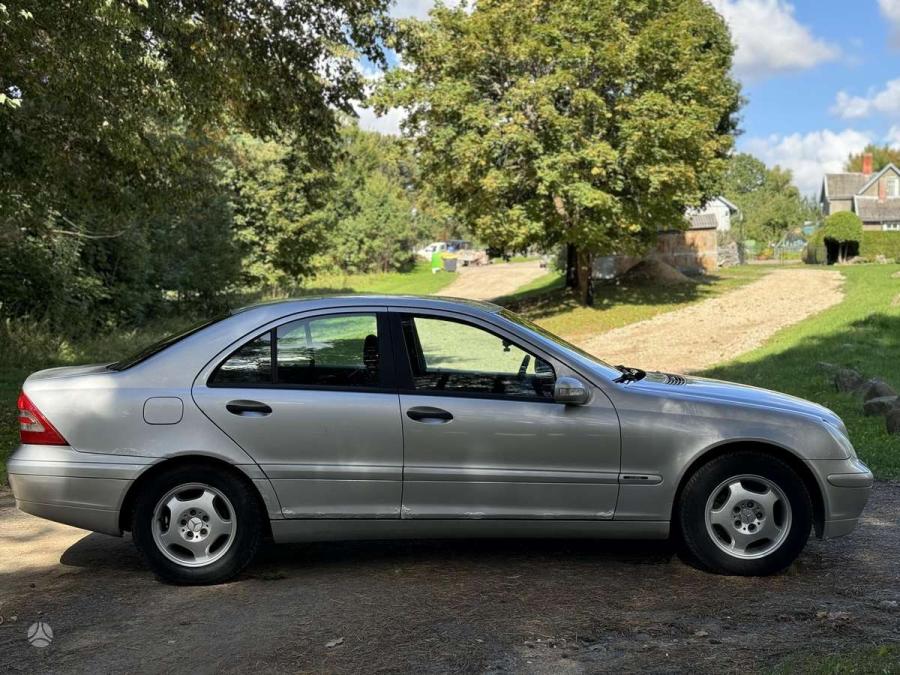 Grey Mercedes-Benz C 200 2002 in Mazeikiai, with an engine capacity of 2.00 L and mileage of 341 thousand km for 950 €, photo 7 on AUTOMOTO.COM.LV