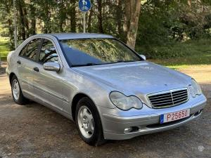 Grey Mercedes-Benz C 200 2002 in Mazeikiai, with an engine capacity of 2.00 L and mileage of 341 thousand km for 950 €, photo 8 on AUTOMOTO.COM.LV
