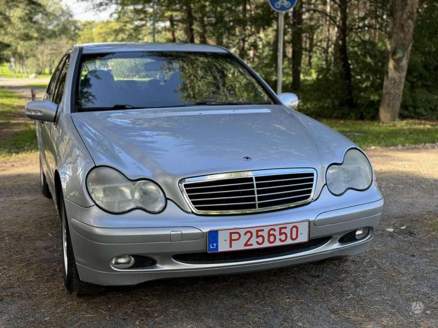 Grey Mercedes-Benz C 200 2002 in Mazeikiai, with an engine capacity of 2.00 L and mileage of 341 thousand km for 950 €, photo 9 on AUTOMOTO.COM.LV