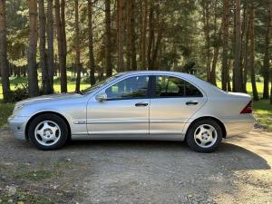 Grey Mercedes-Benz C 200 2002 in Mazeikiai, with an engine capacity of 2.00 L and mileage of 341 thousand km for 950 €, photo 12 on AUTOMOTO.COM.LV