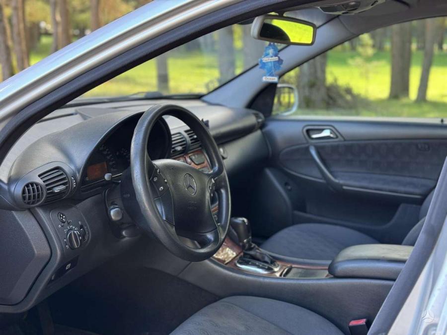 Grey Mercedes-Benz C 200 2002 in Mazeikiai, with an engine capacity of 2.00 L and mileage of 341 thousand km for 950 €, photo 13 on AUTOMOTO.COM.LV