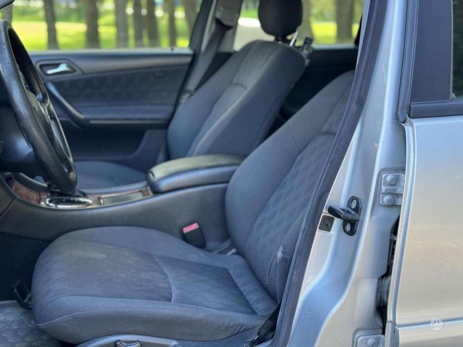 Grey Mercedes-Benz C 200 2002 in Mazeikiai, with an engine capacity of 2.00 L and mileage of 341 thousand km for 950 €, photo 15 on AUTOMOTO.COM.LV