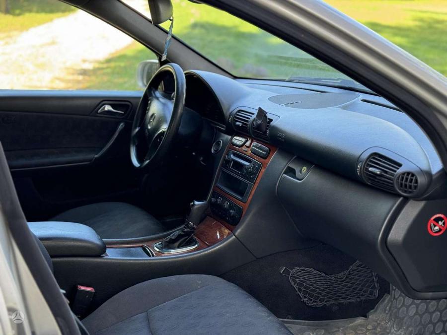 Grey Mercedes-Benz C 200 2002 in Mazeikiai, with an engine capacity of 2.00 L and mileage of 341 thousand km for 950 €, photo 16 on AUTOMOTO.COM.LV
