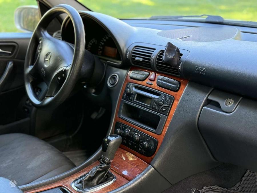Grey Mercedes-Benz C 200 2002 in Mazeikiai, with an engine capacity of 2.00 L and mileage of 341 thousand km for 950 €, photo 17 on AUTOMOTO.COM.LV