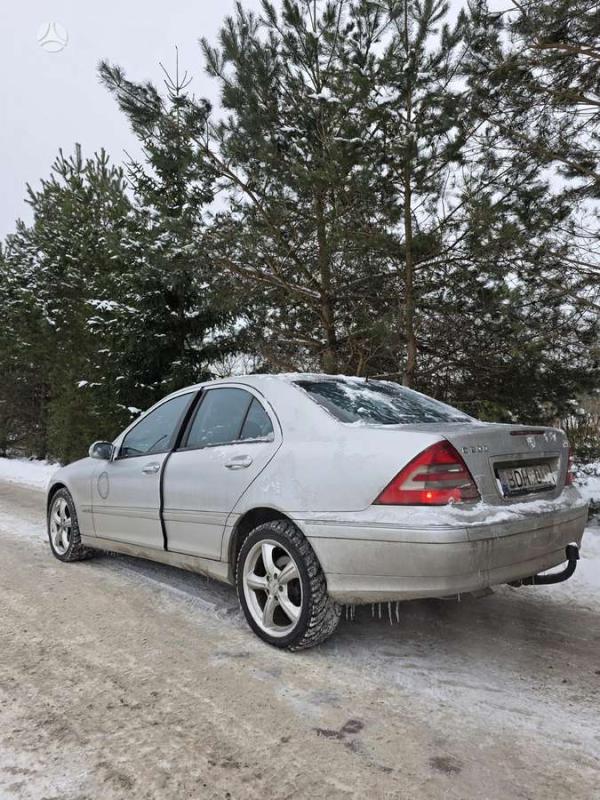 Pelēks Mercedes-Benz C 200 2003 Viļņa, ar dzinēja tilpumu 2.15 L un nobraukumu 240 tūkst. km par 1500 €, foto 2 vietnē AUTOMOTO.COM.LV