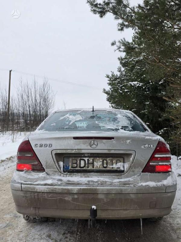 Pelēks Mercedes-Benz C 200 2003 Viļņa, ar dzinēja tilpumu 2.15 L un nobraukumu 240 tūkst. km par 1500 €, foto 3 vietnē AUTOMOTO.COM.LV